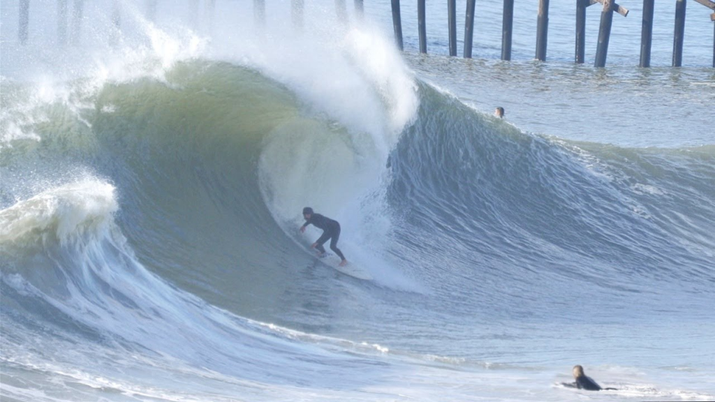 Scoring MASSIVE swell in Southern California !!! GNARLY Shorebreak ...