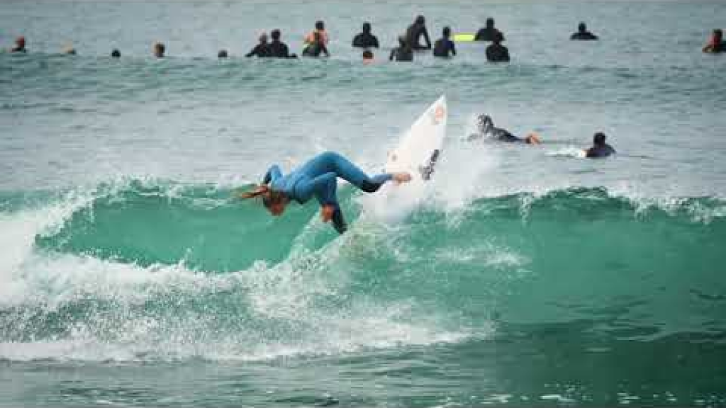 Girls Surfing at Lowers | NobodySurf