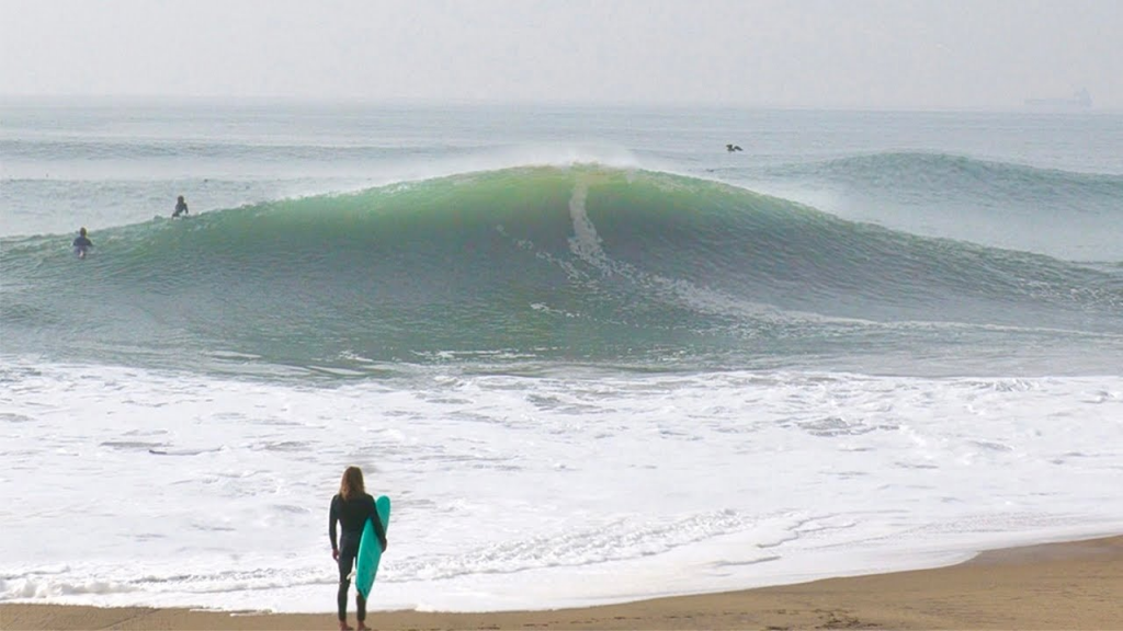 Massive swell and Shorebreak wave is GOING OFF! (El Nino madness ...
